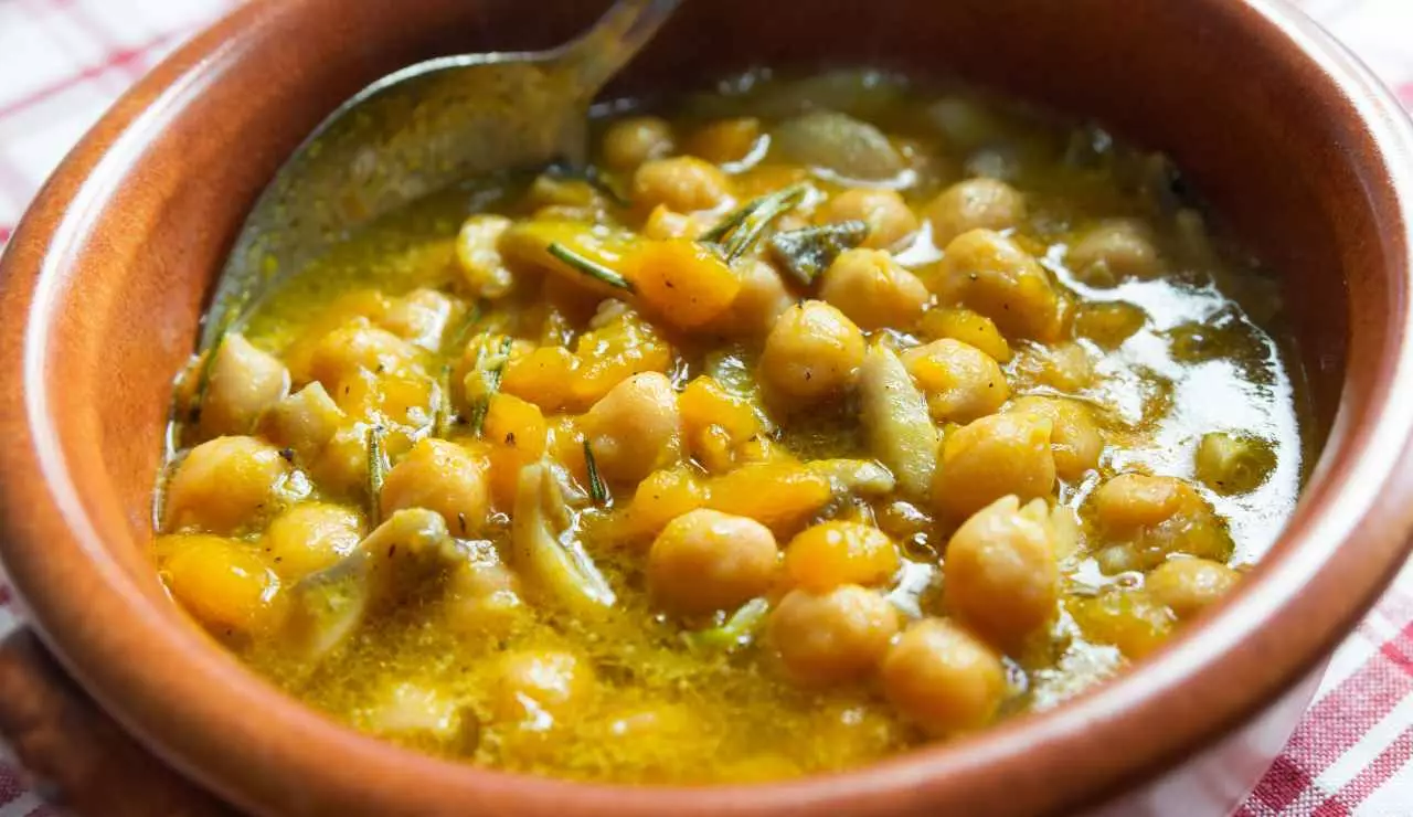 カボチャのスープ、ひよこ豆、きのこ|クリーミーで美味しいので、熱く楽しめます 38162_1