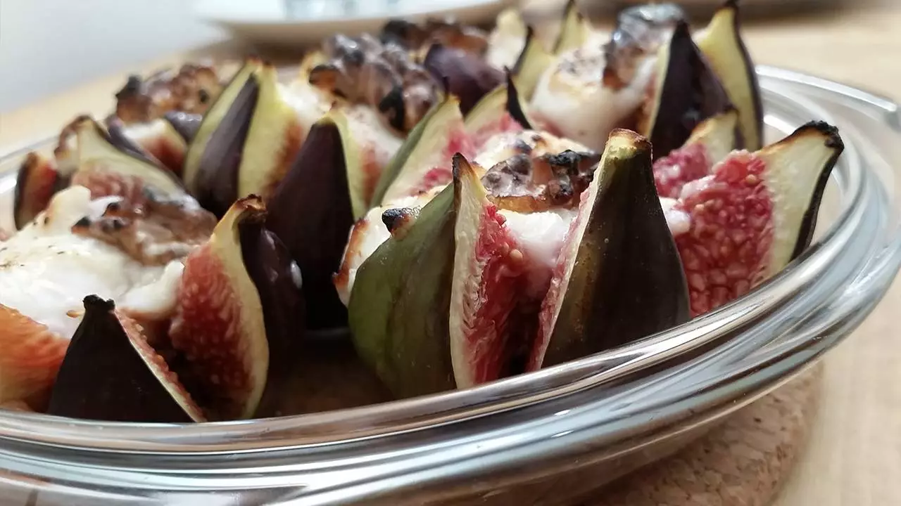 Bakte fylte fiken med geitost, honning og valnøtter, deilig og original