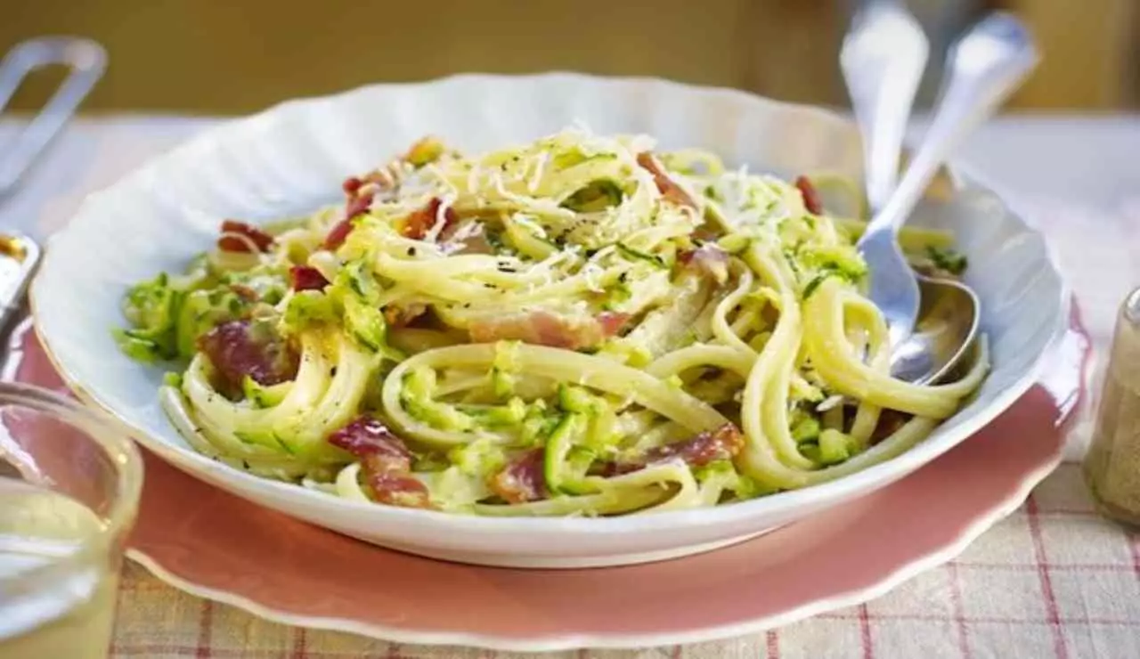 Pasta ya cream ya Zucchini, mint na speck | safi na isiyozuilika