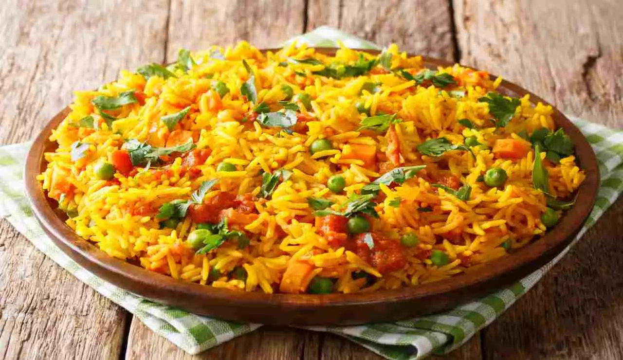 Indijska riževa solata z žafranom ingverjem in piščancem | sveža dobrota