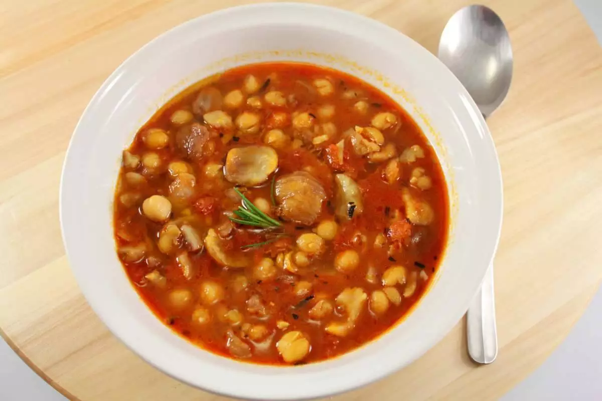 Sopa de grão de bico e castanha, um prato saboroso e típico