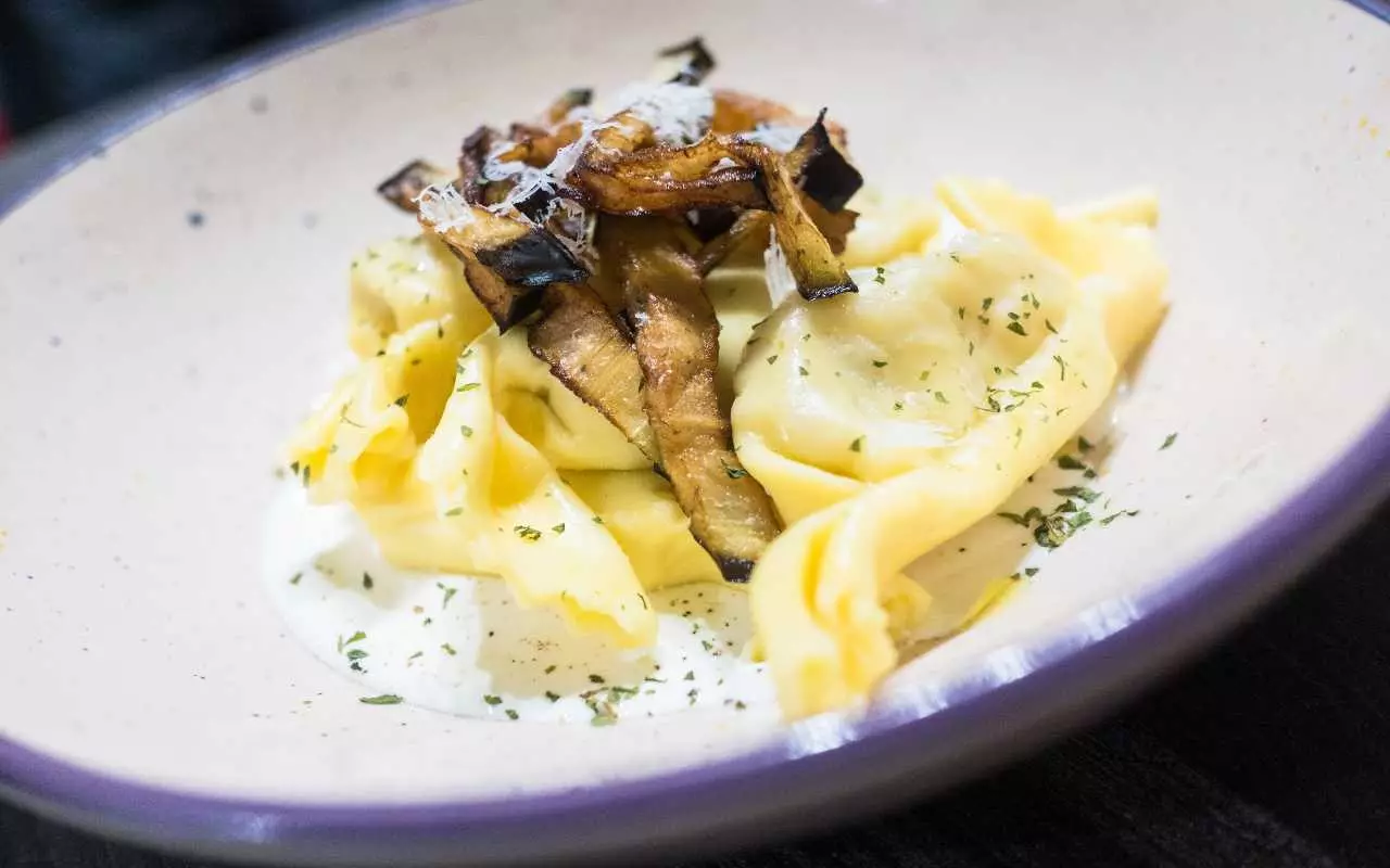 Pasta amb burrata i albergínies fregides | Si encara no has pensat què cuinar, aquest plat és per a tu