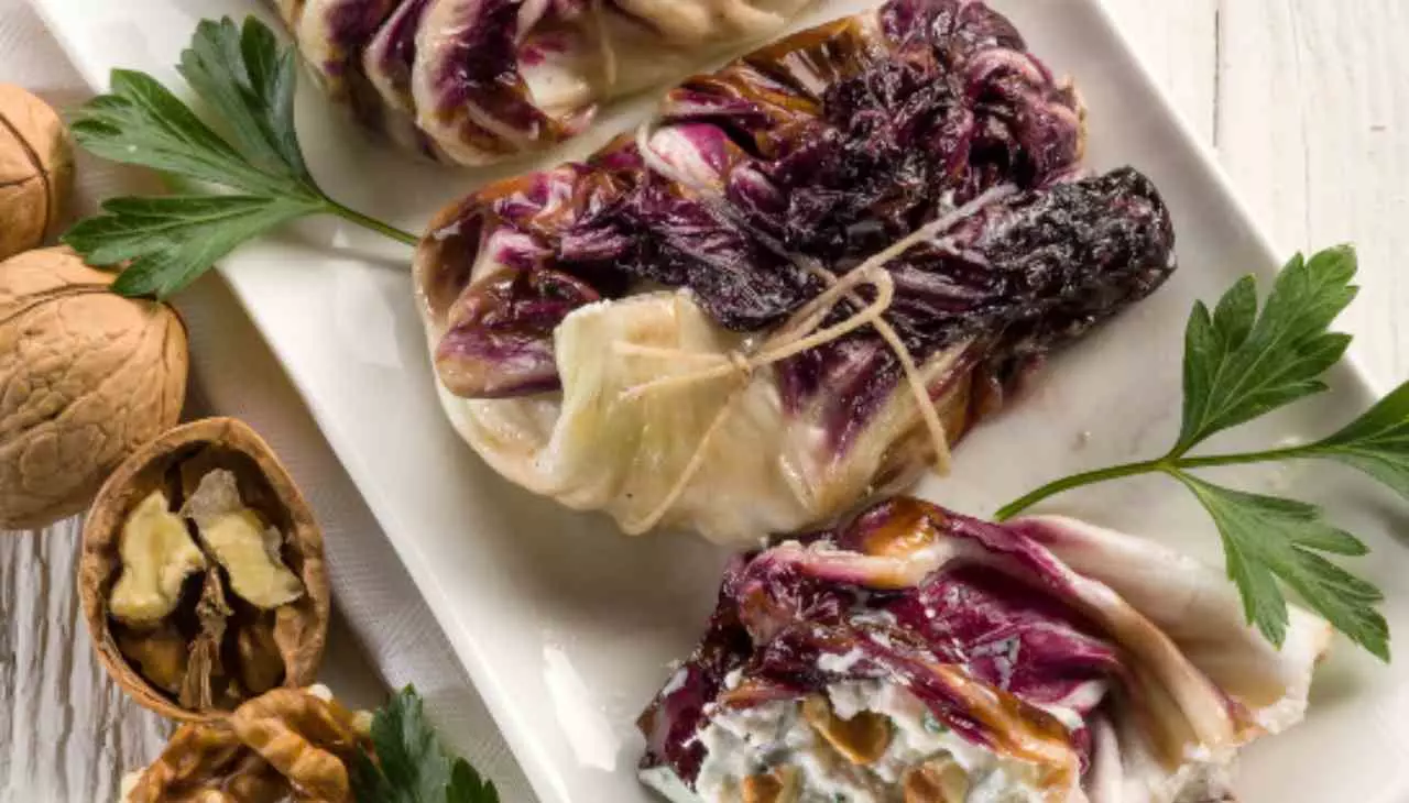 Radicchio ມ້ວນກັບຊີ້ນ mashed ricotta ແລະ walnuts | Delicious ແລະ greedy