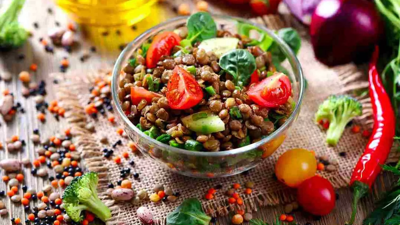 Gluten free lentil ug cherry tomato salad, ting-init sa lamesa sa labing maayo