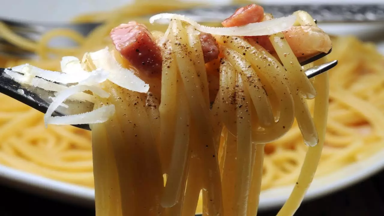 Espaguetis a la carbonara, recepta original ràpida i fàcil