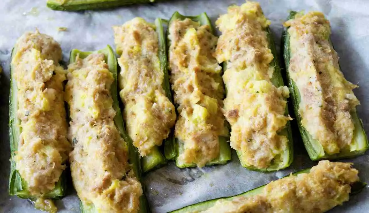 Zucchini moħmi bit-tonn, patata u ġobon | sempliċi u tajba