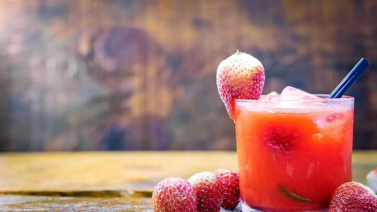 Strawberry Caipiroska, cocktailul congelat cu un praf de ghimbir