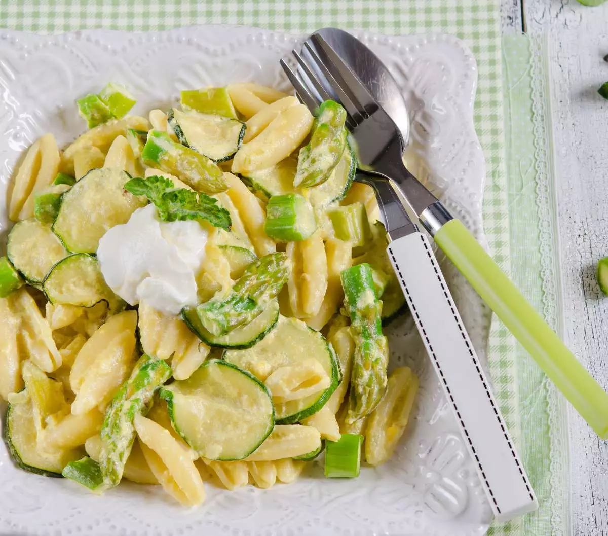 Linguine tare da furanni courgette, zucchini da ricotta, tasa mai cike da launi!