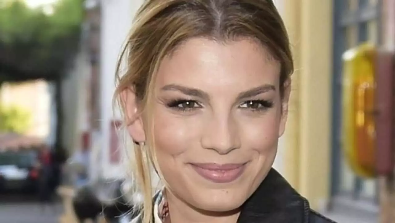 Emma Marrone en la kuirejo, alvenas la video kiu lasas la fanojn de la artisto senvortaj