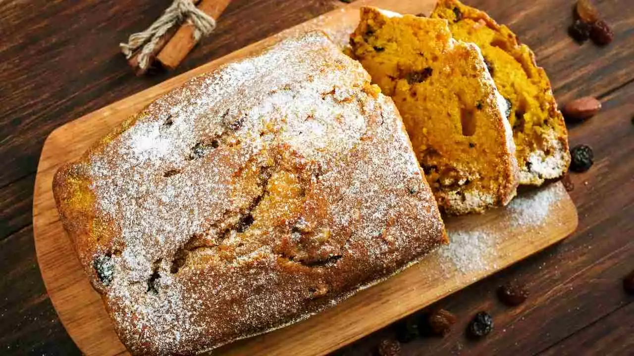 Plumcake mei sultanas en kandearre fruit | in swiete foar moarnsbrochje