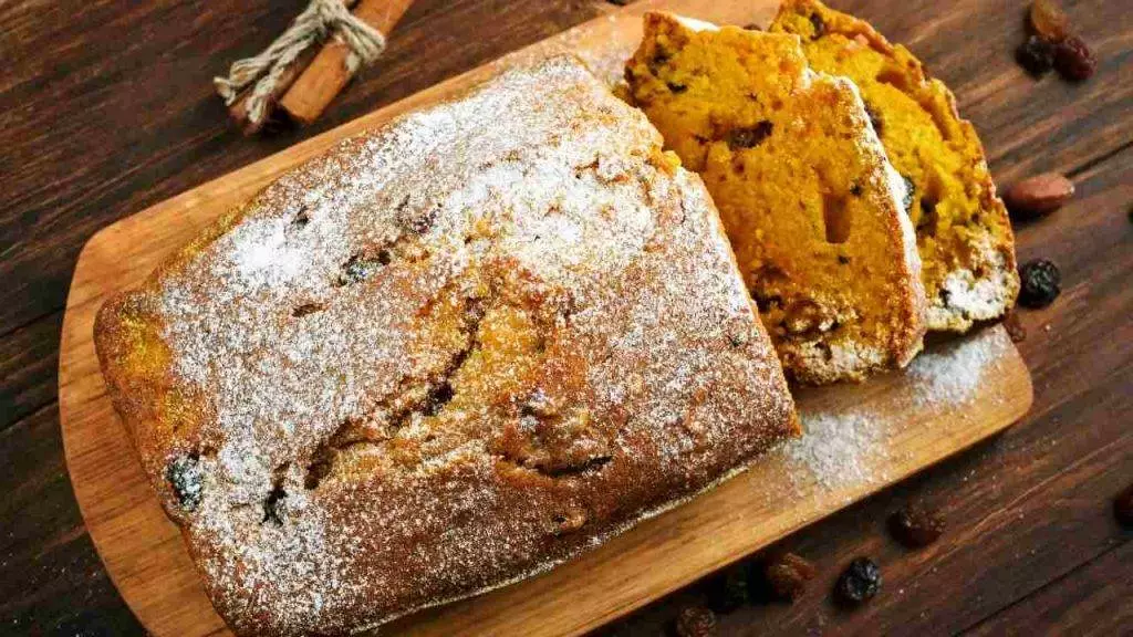 Pruimkoek met sultanas en versuikerde vrugte