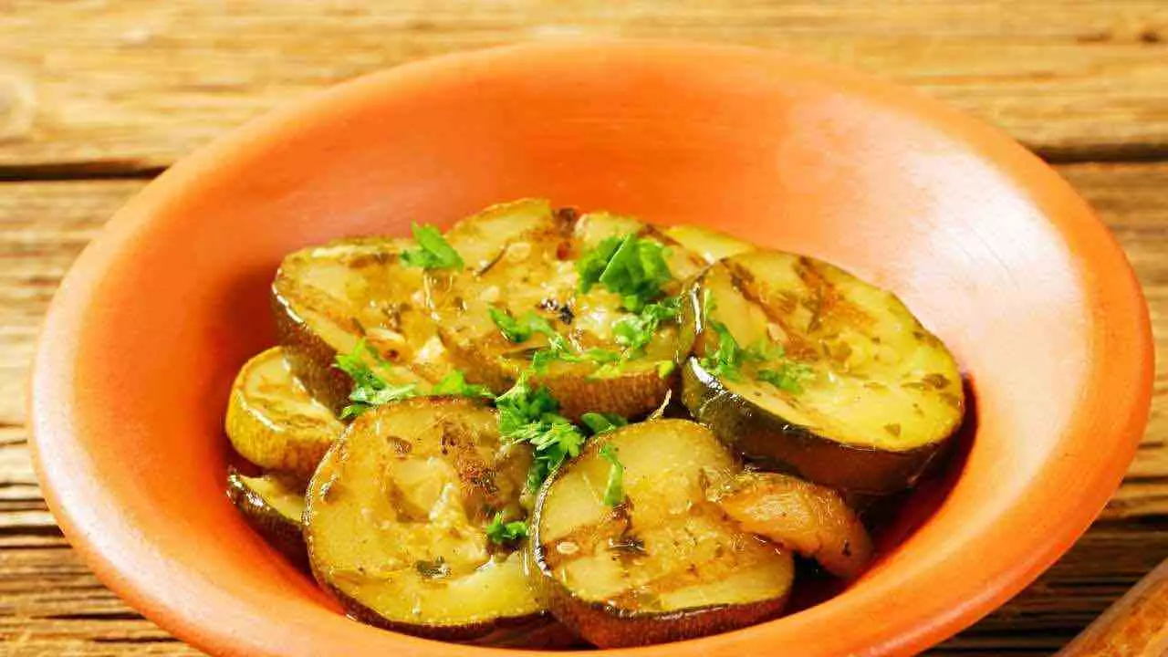 Zucchini marinated siap ing limang menit lan sajian sisih enggal ing meja 38388_1