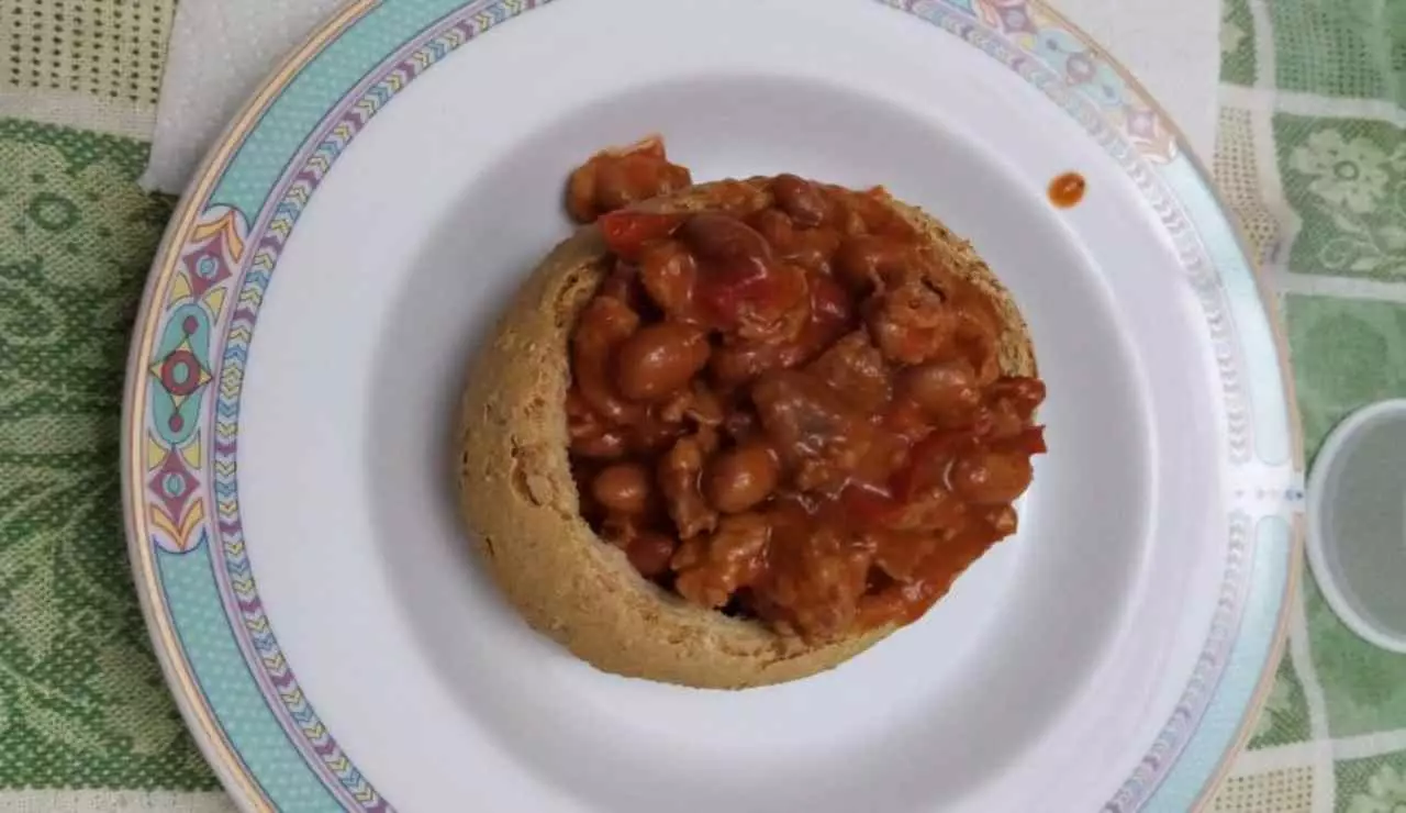 Mexican-style beans in bread crust | a mouth-watering side dish