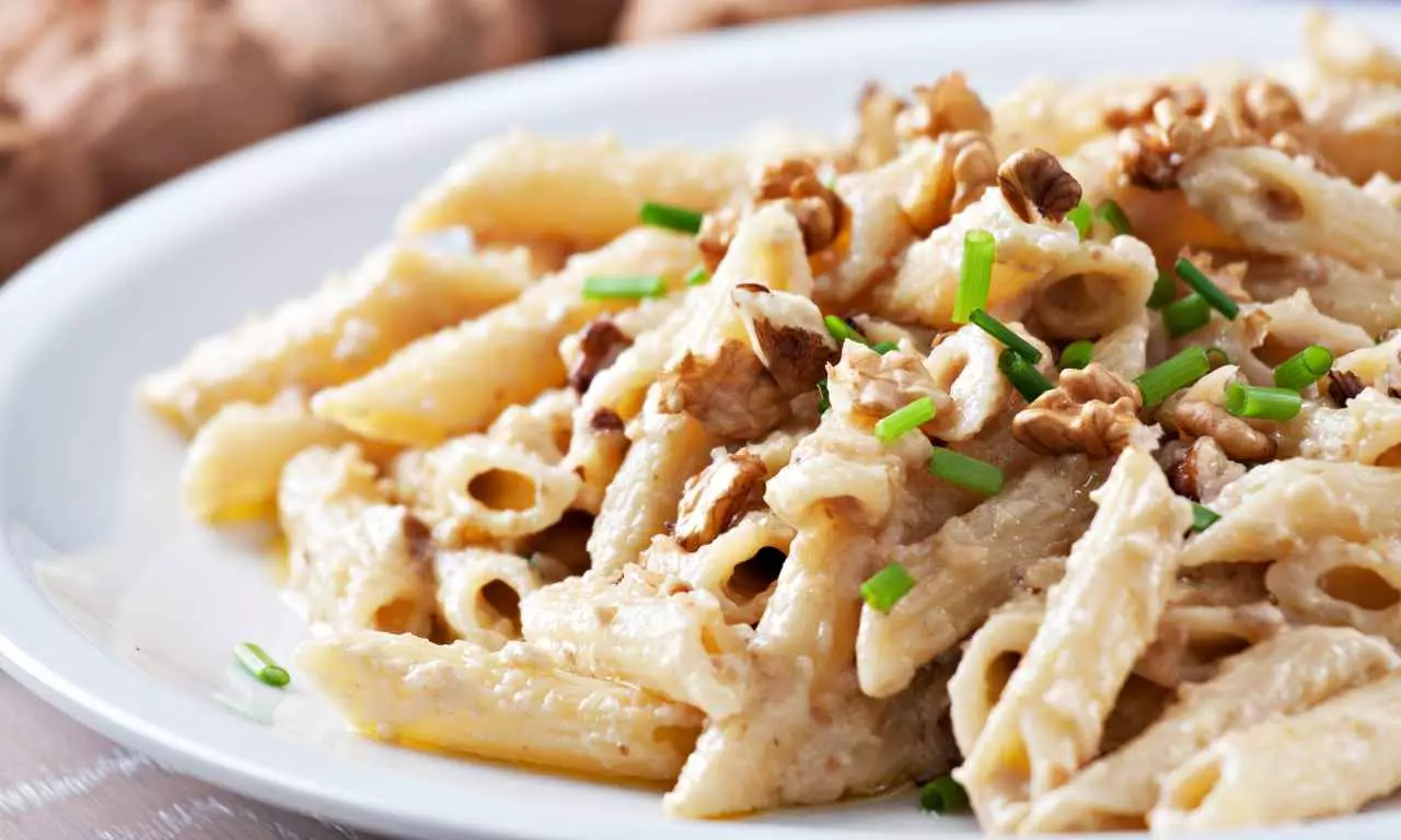 Pasta hamwe na mascarpone na walnuts - ricettasprint