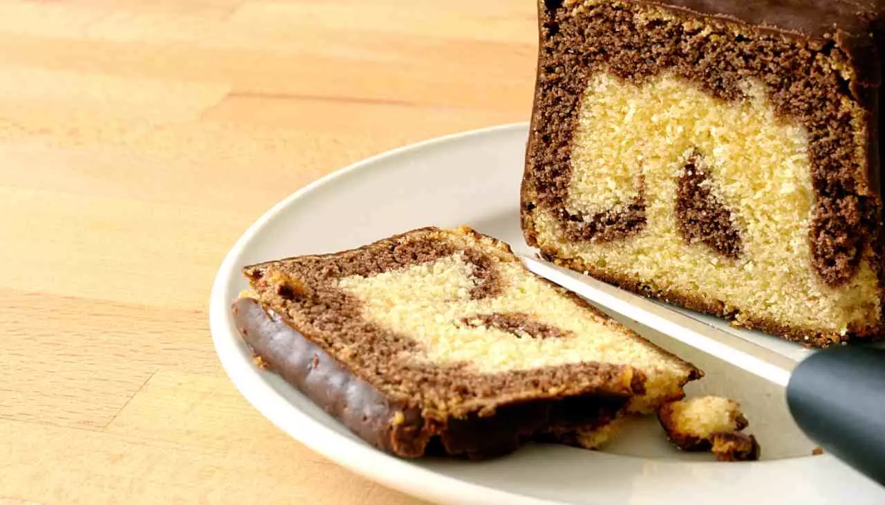 Nutella 和香蕉李子蛋糕配可可釉 -ricettasprint