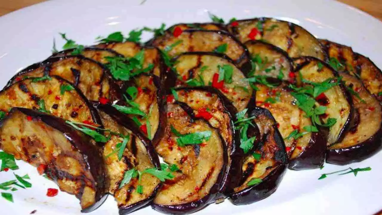 ສູດ eggplant marinated ມີລົດຊາດແລະງ່າຍທີ່ຈະເຮັດ