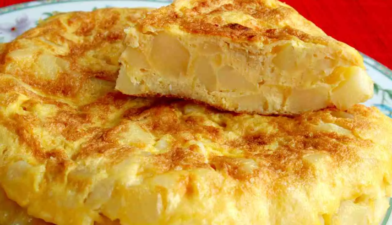 Izithako zokulungiselela iresiphi ye-potato omelet 38463_1