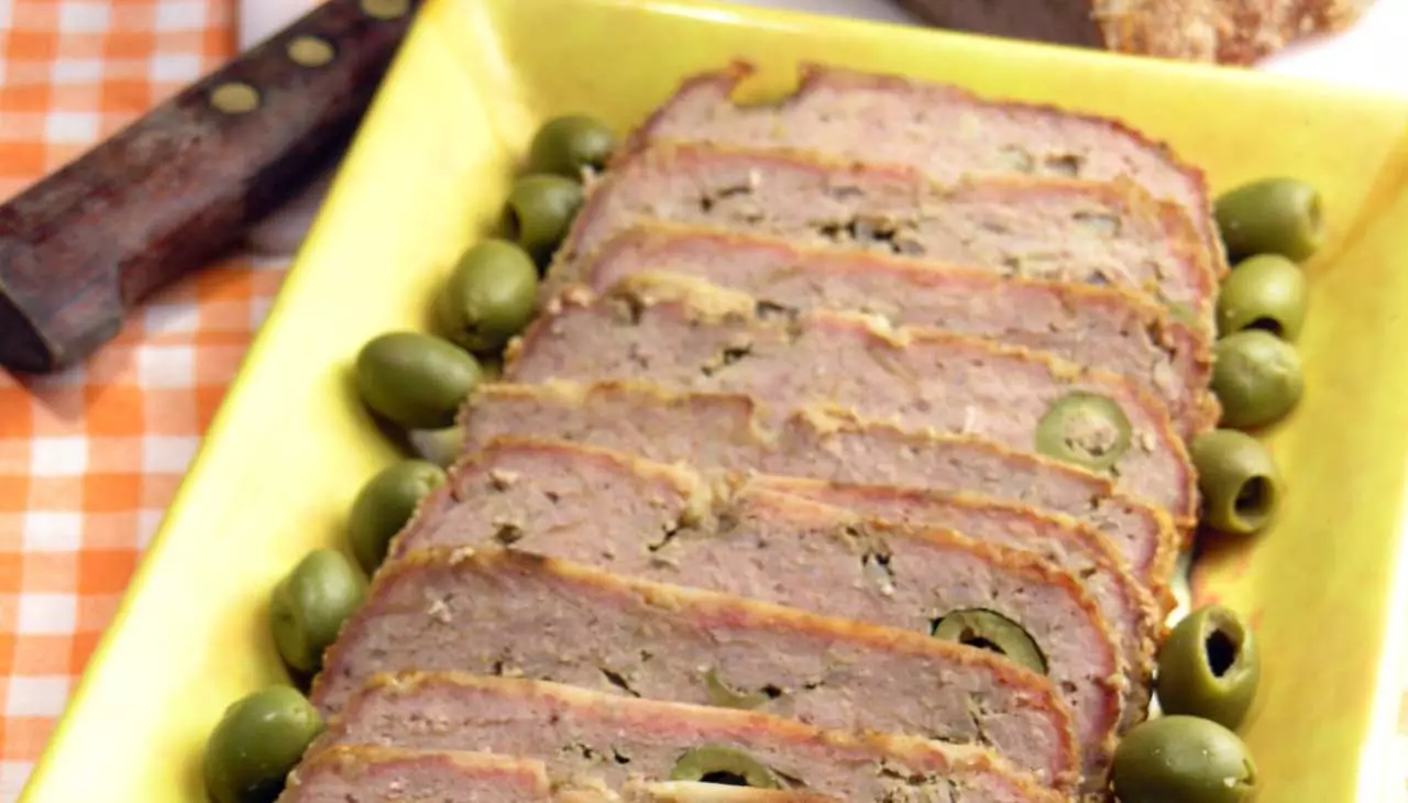 Meatloaf with olives | Delicious and easy to prepare