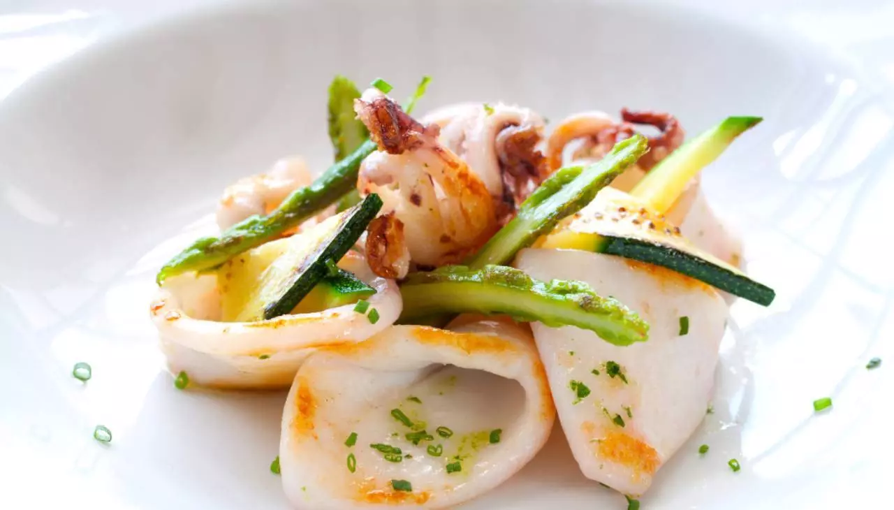 Sotong dengan zucchini dan asparagus dengan bau oren dan limau | Sedap