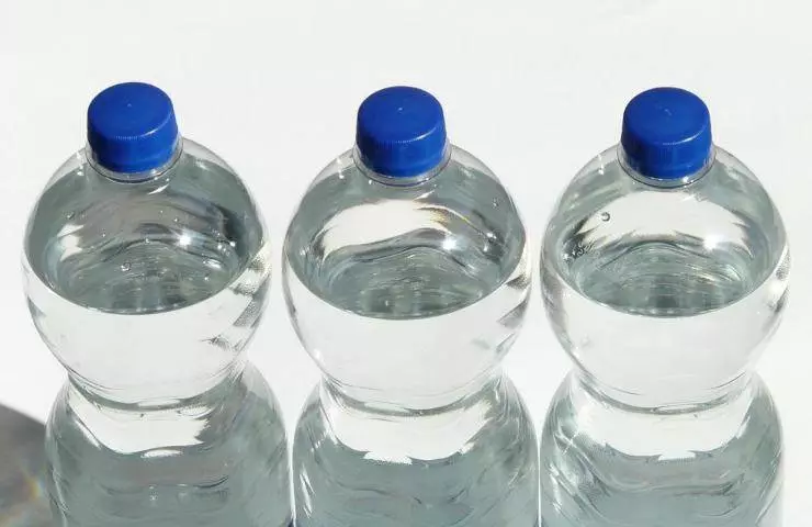 Buong plastik na bote ng tubig