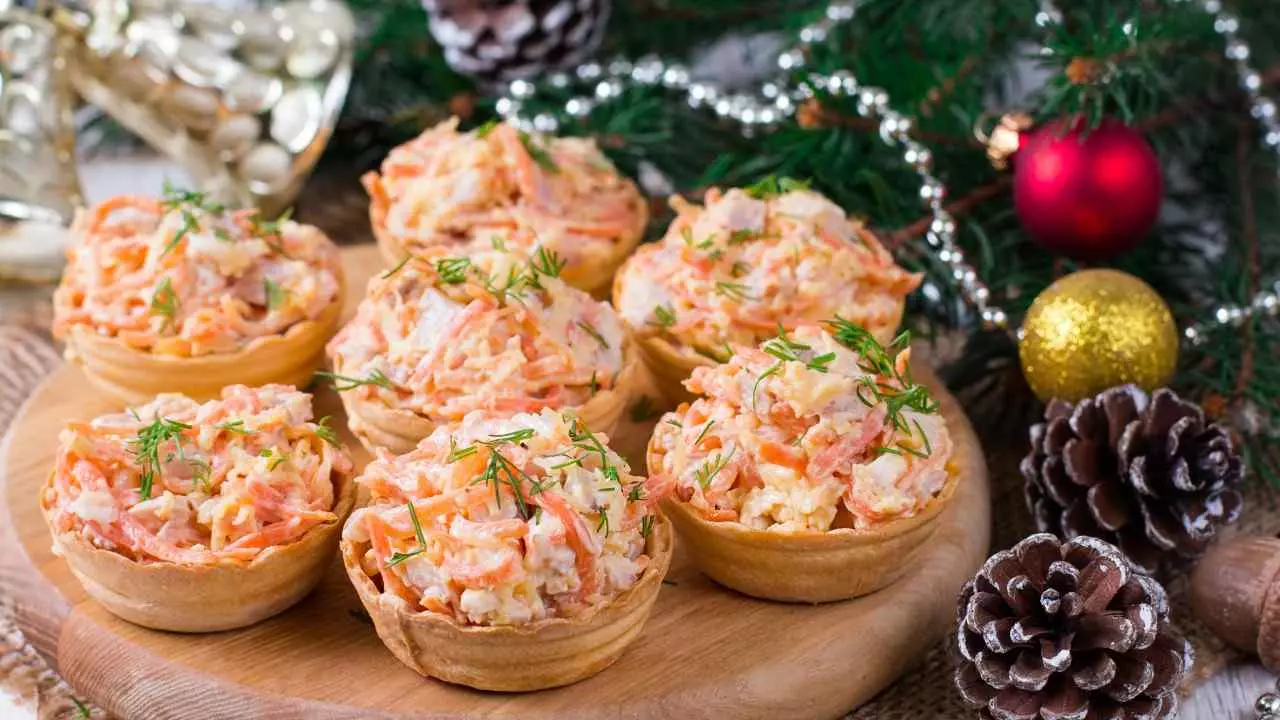 Keranjang yang diisi dengan salmon, hidangan pembuka Natal yang lezat