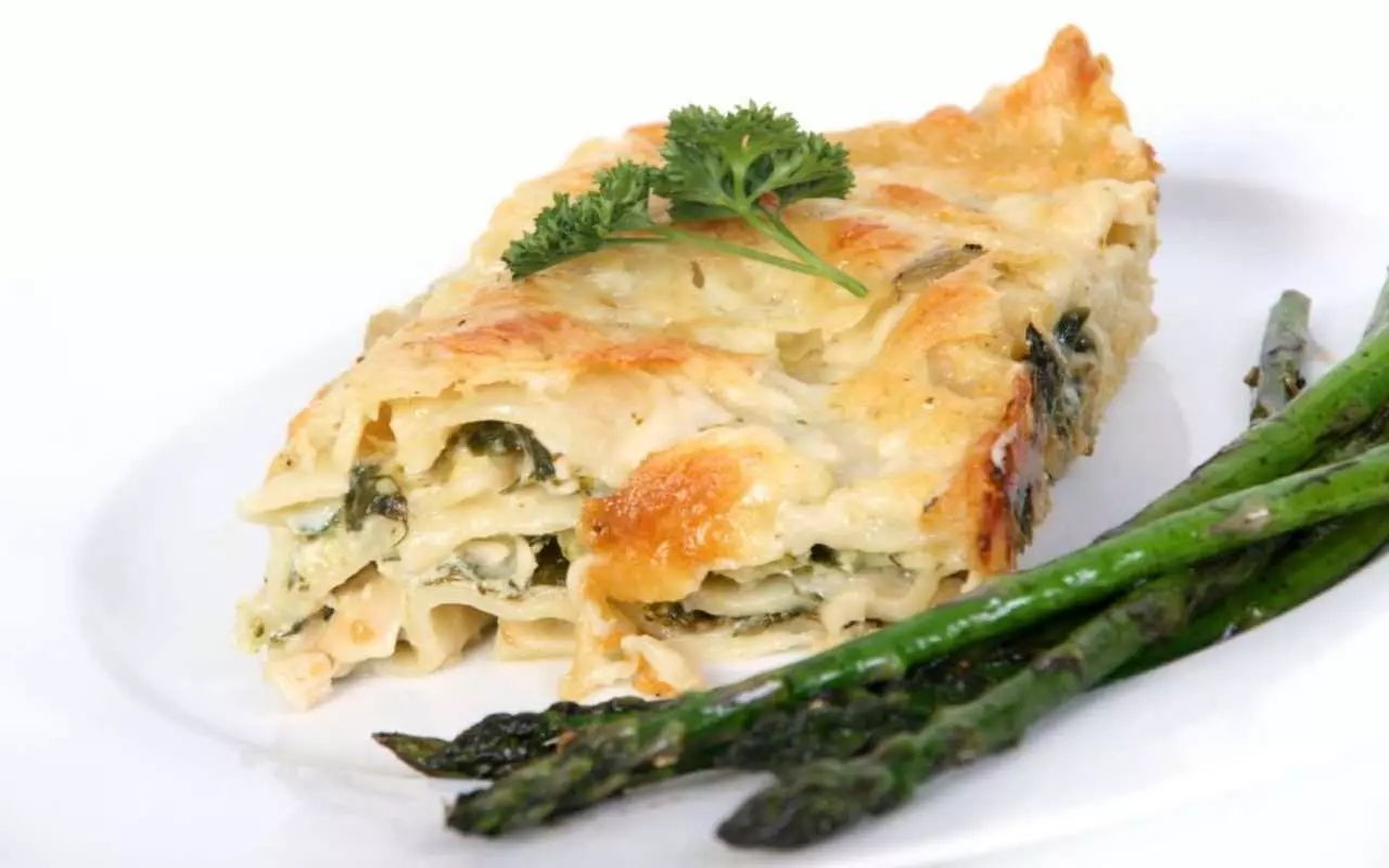 Lasagna asparagus سان | اهو هڪ بهترين متبادل آهي هر ڪنهن کي حيران ڪرڻ لاء: سوادج، رنگارنگ، چيخڻ لاء ڀريل