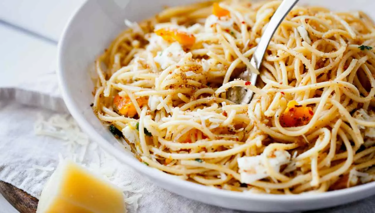 Spaghetti z salami i bułką tartą | Szybko, tanio i smacznie z jajkiem na twardo