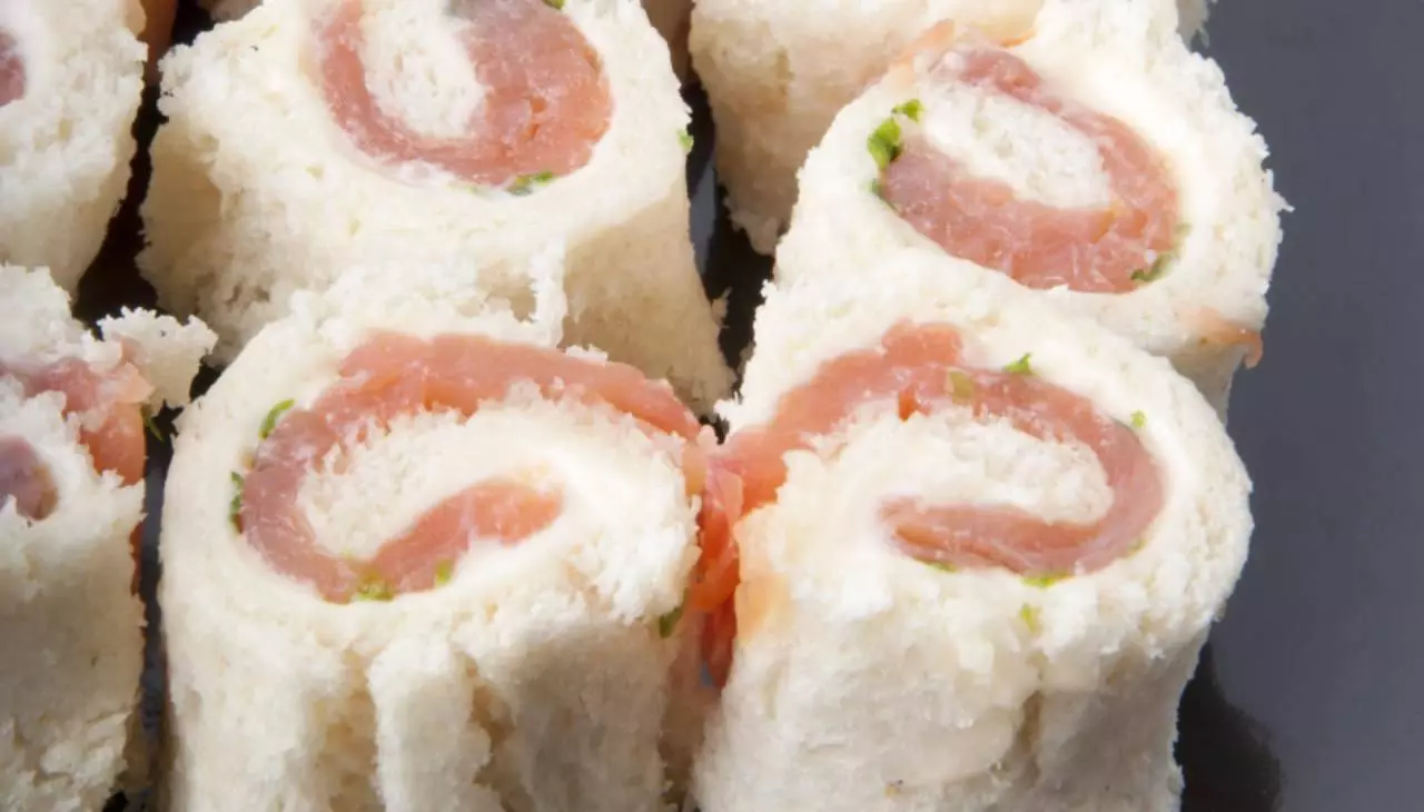 Quick Salmon and philadelphia rolls | សាមញ្ញ ឆ្ងាញ់ និងហ៊ាន