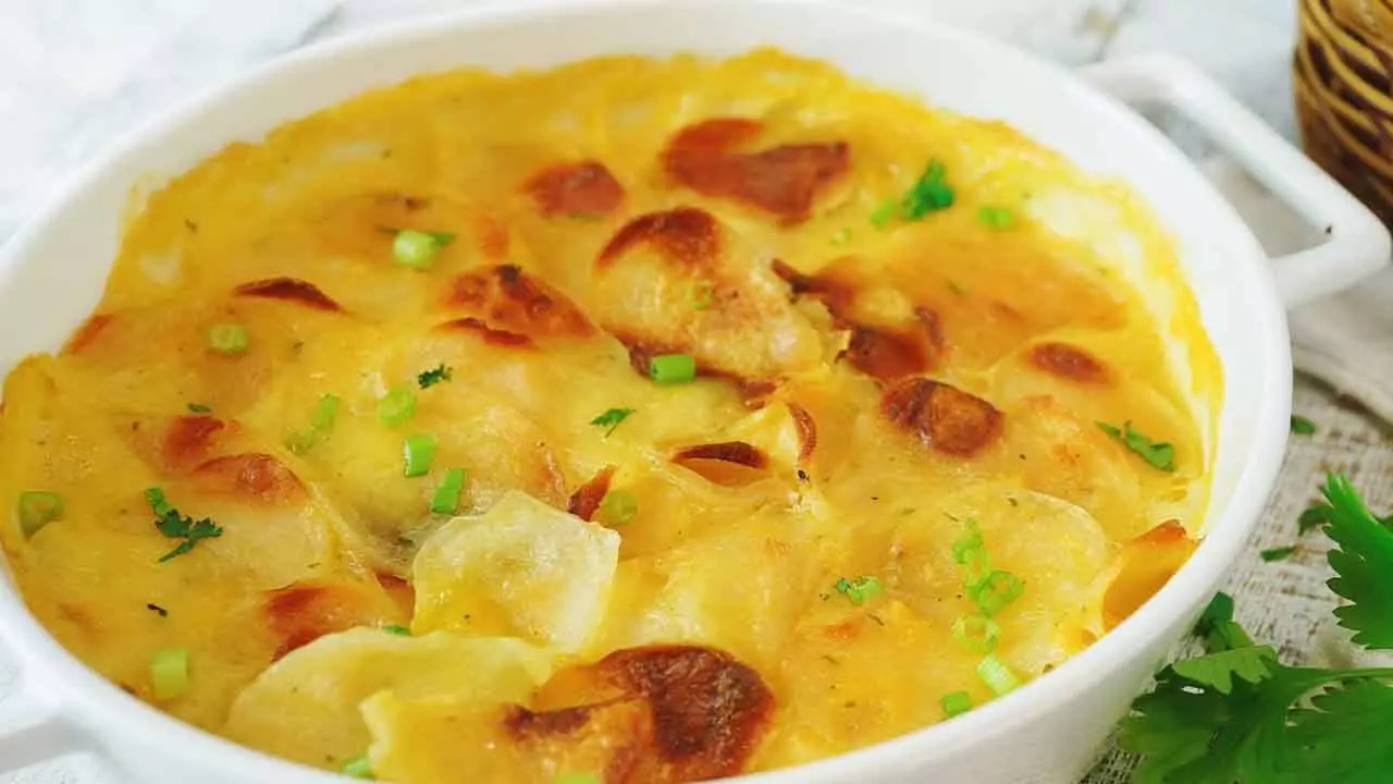 cartofi și brânzeturi