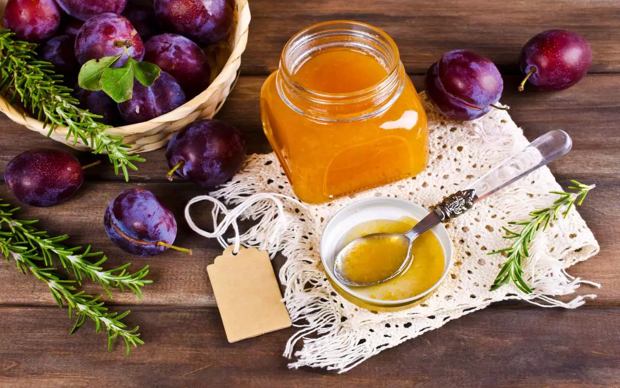 Rosemary na jamu ya plum | Jam inafaa kwa misimu yote