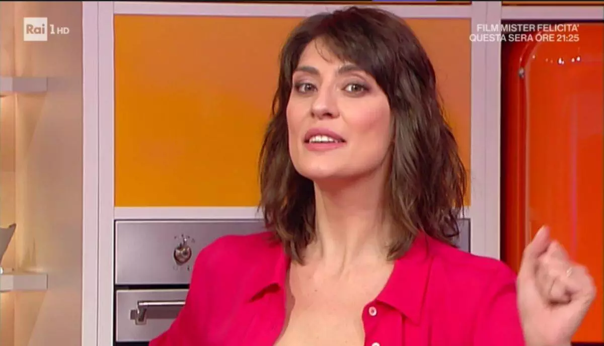 Elisa Isoardi ana kichaa juu yake: ishara ya kuvutia inayoongoza kwa majadiliano - VIDEO