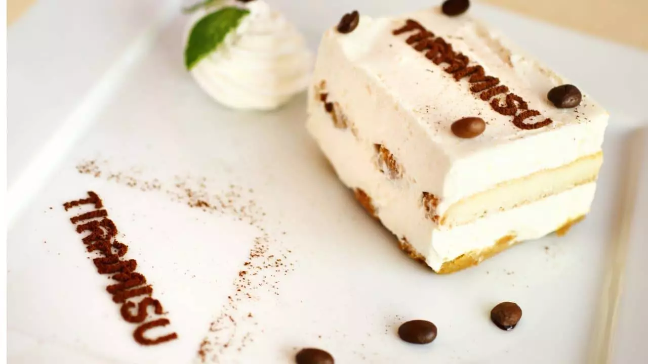 Paradise Mëllech Tiramisu ouni Eeër a Kaffi, exzellent Rezept fir déi Kleng