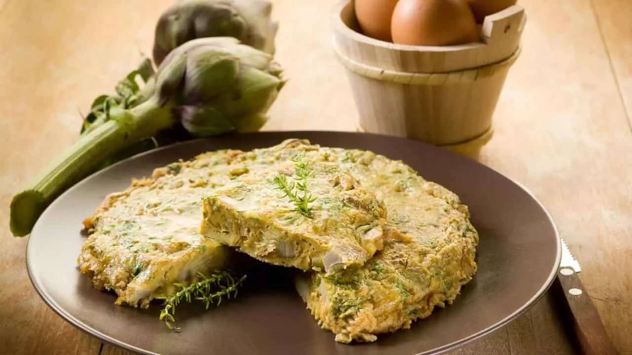 Artichoke na omelette ya leerdammer, classic iliyoboreshwa ya Uswizi