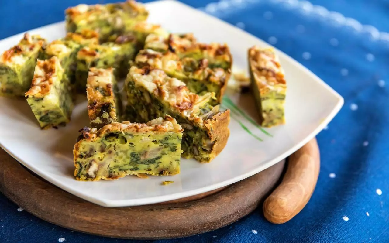 Pastel de cúrcuma y espinacas | Genial para un picnic de domingo.