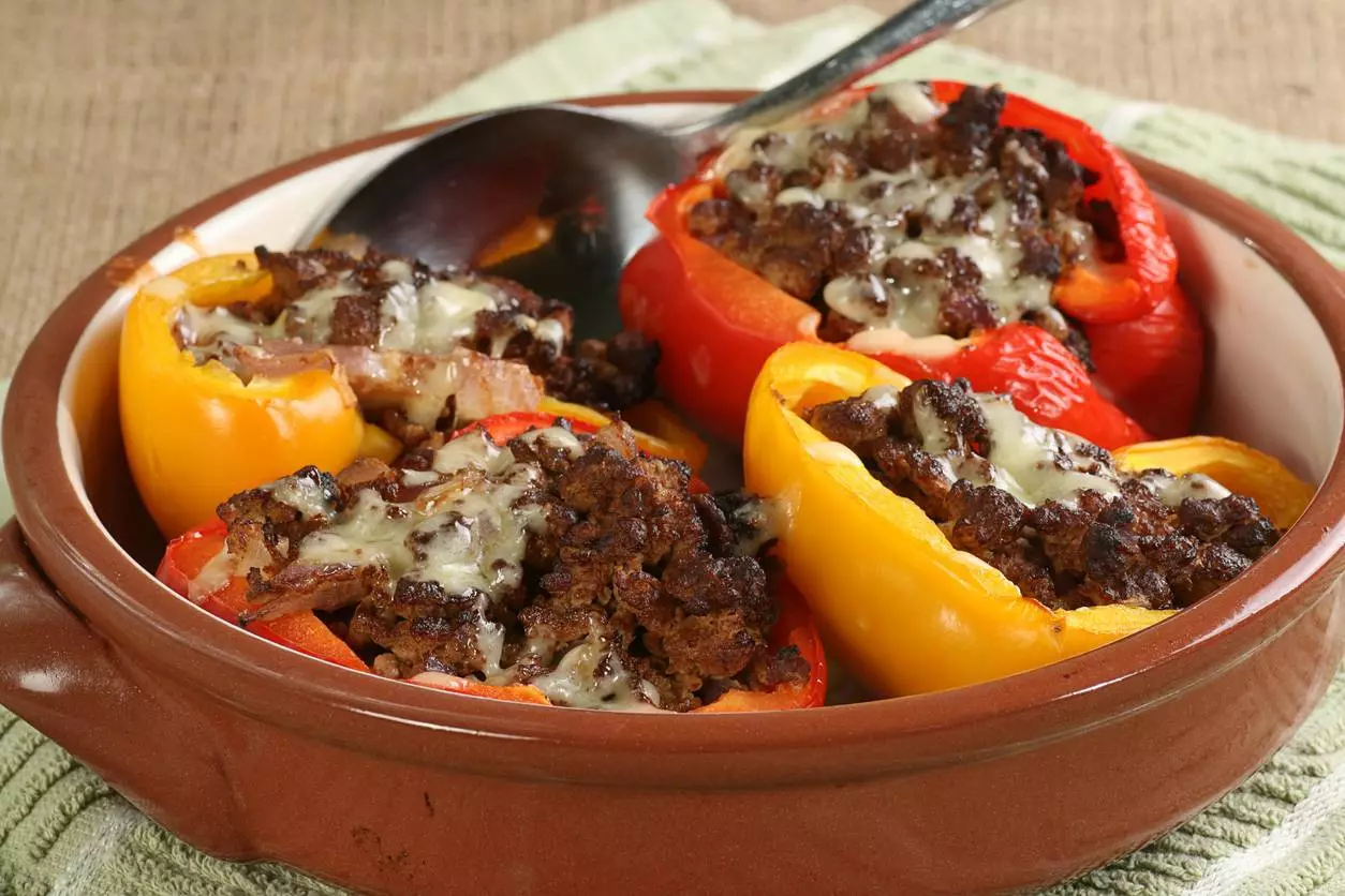 Mit Fleisch gefüllte Paprika, die Geschmacksbombe als zweiter Gang