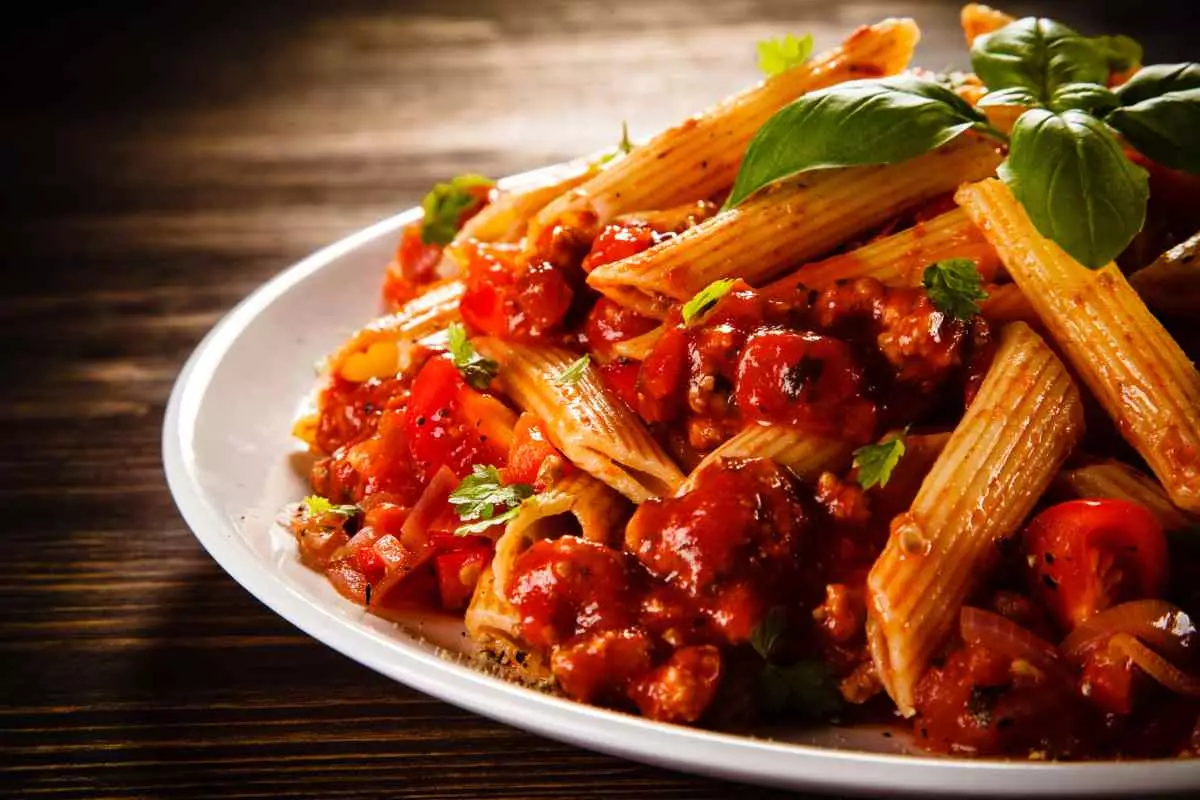 Pikante Penne alla rusticana mit Wurst, fertig in nur 20 Minuten!