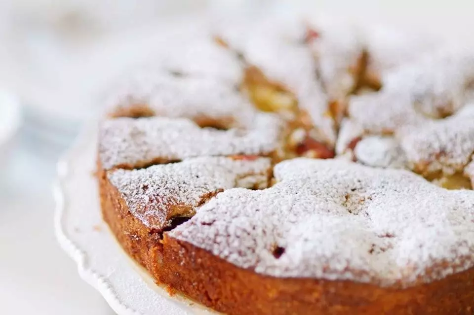 Torta amamela: Kürbisdeeg gefëllt mat séissen Äppel an Amaretti Kichelcher