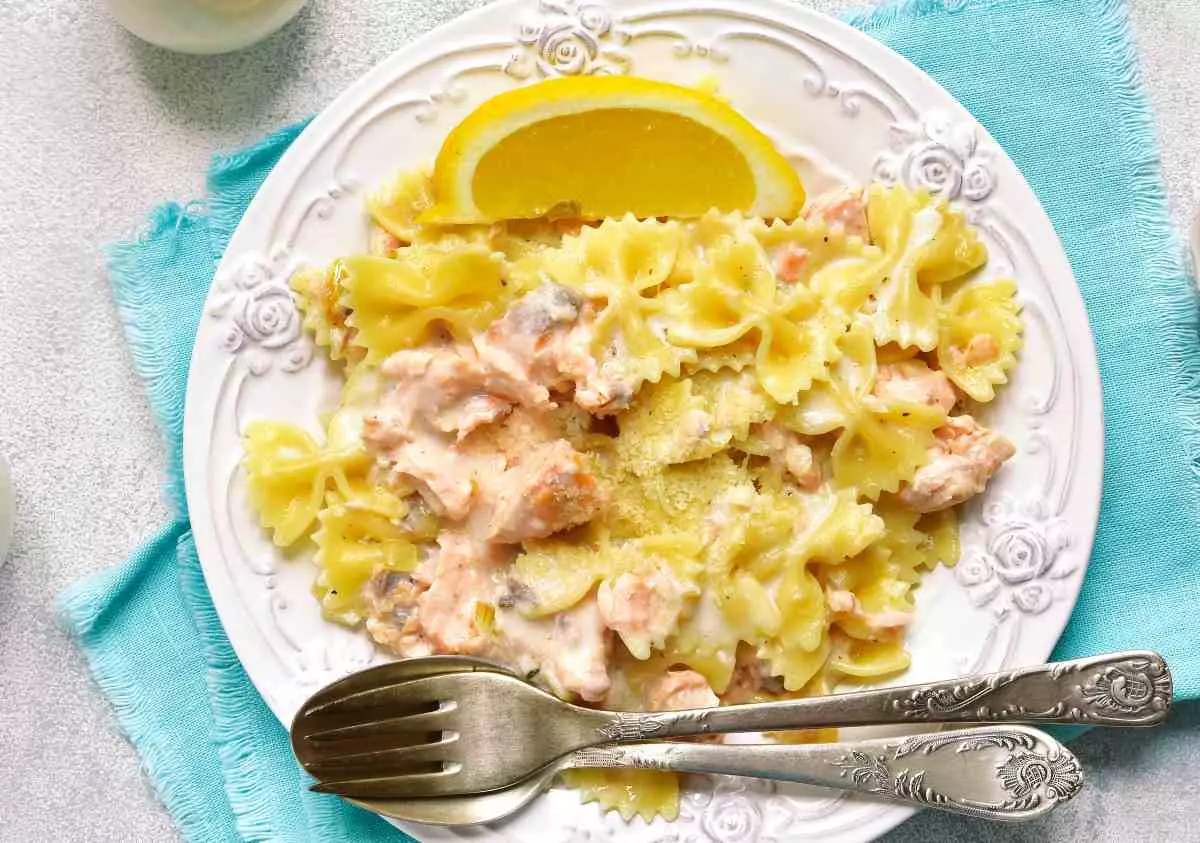 Farfalle na salmon na lemon, ihe dị mma ma dị nro