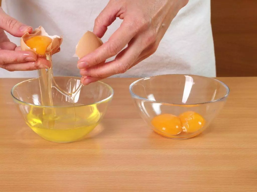Rrotulloni vetëm të bardhat e vezëve me krem limoni, të butë dhe aromatik 4005_3