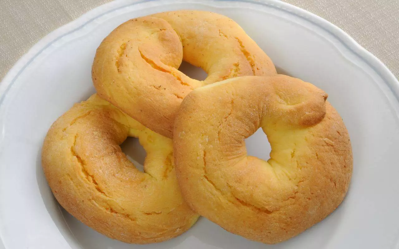 Calabrian mos taralli | Cov khoom qab zib zoo ntawm Southern Italy