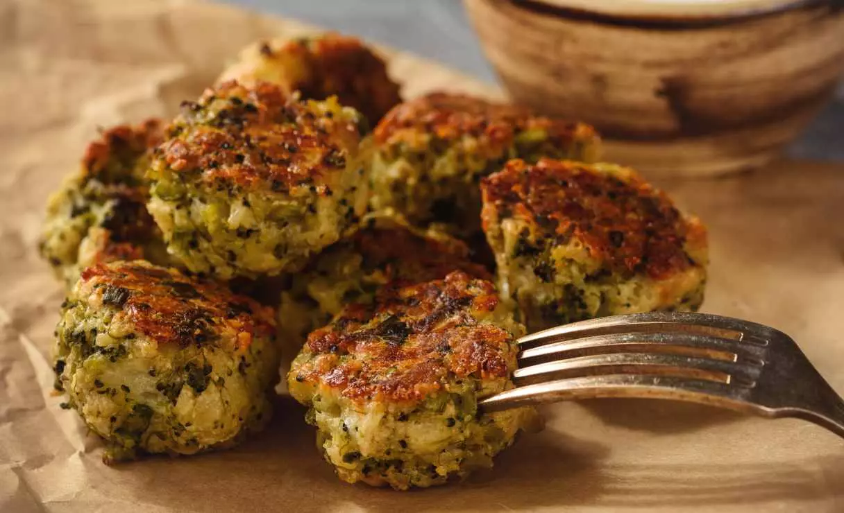 Broccoli qos yaj ywm thiab provolone croquettes | Tantalizing thiab qab