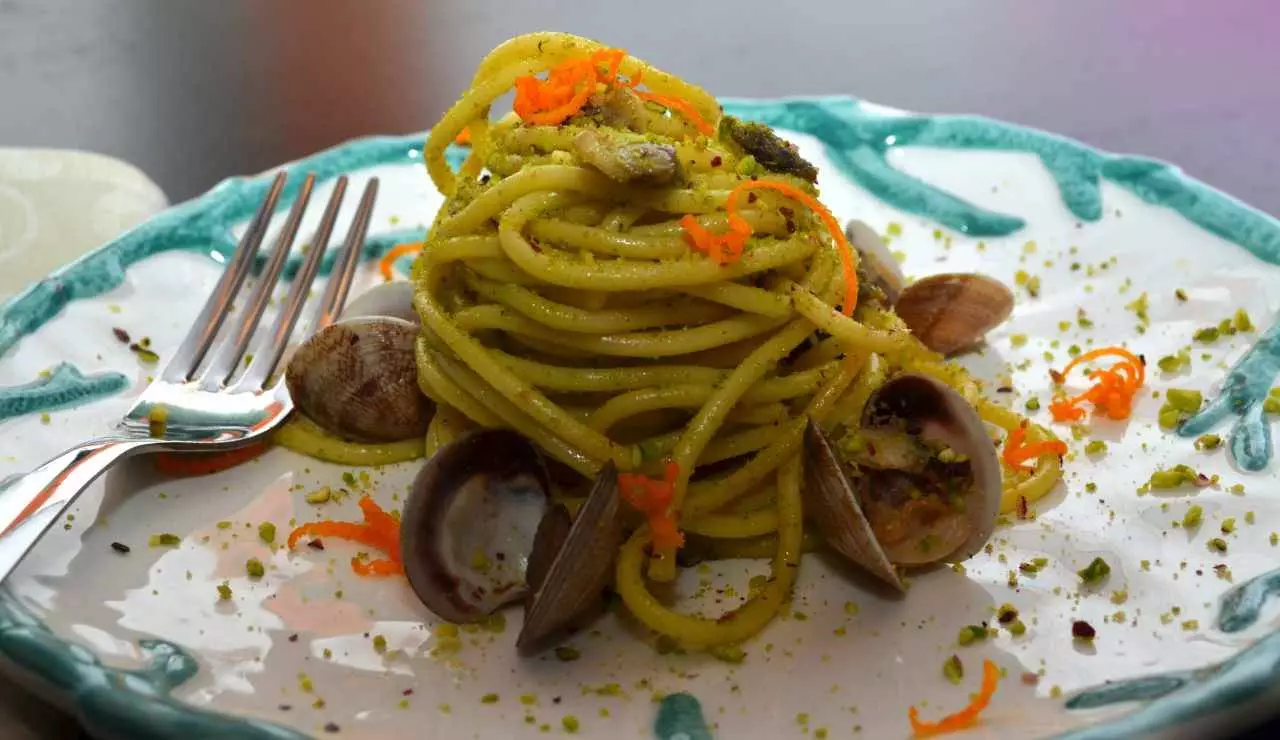 Spaghetti yokhala ndi pistachio ndi clams | Zokongola komanso zokoma