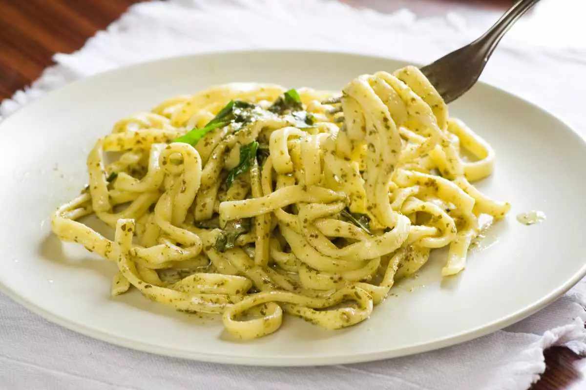 Scialatielli maison au basilic, parfait pour les sauces méditerranéennes