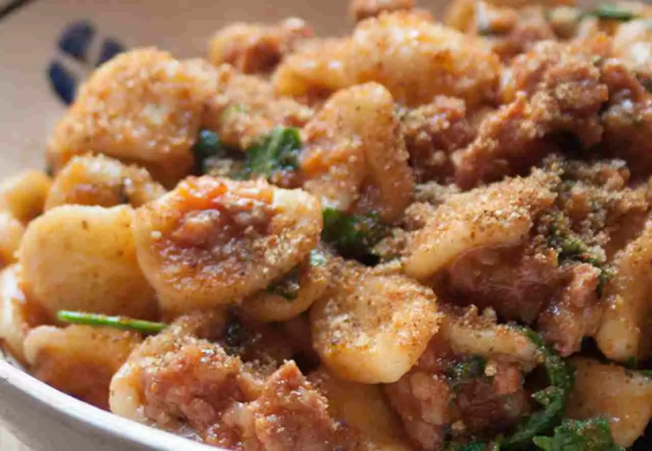 Bánh orecchiette Apulian với tên lửa, xúc xích và caciocavallo | Rất tốt!