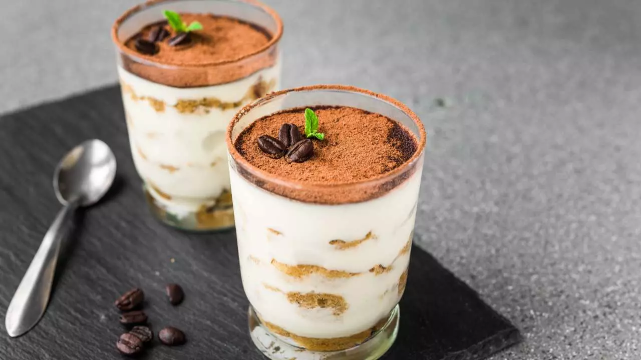 Vegan tiramisu nga adunay soy cream ug tofu