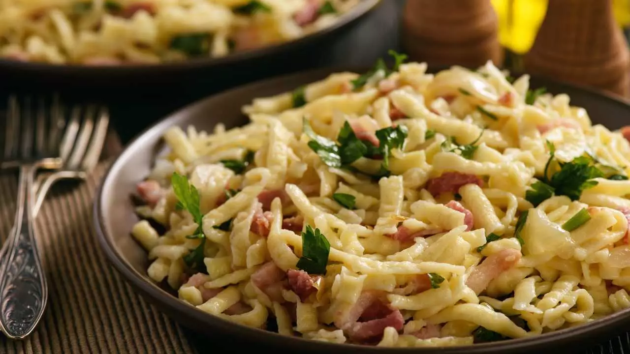 Bacon, sibuyas ug keso pasta | Simple ug talagsaon nga resipe