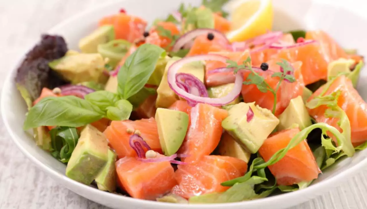 Salmon dan salad alpukat - ricettasprint