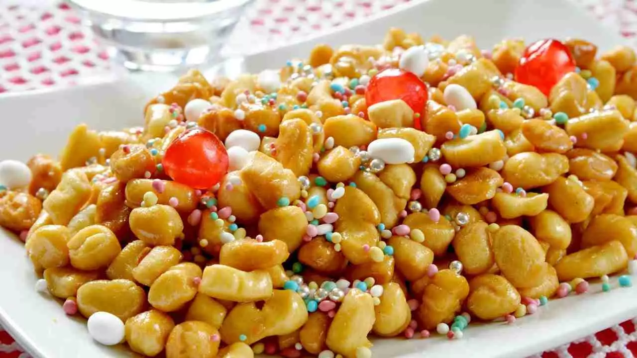 Yumuşak pişmiş struffoli