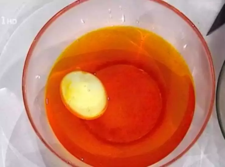 Foto Ia sentiasa tengah hari. Telur rebus kuning keemasan oleh chef Antonio Paolino