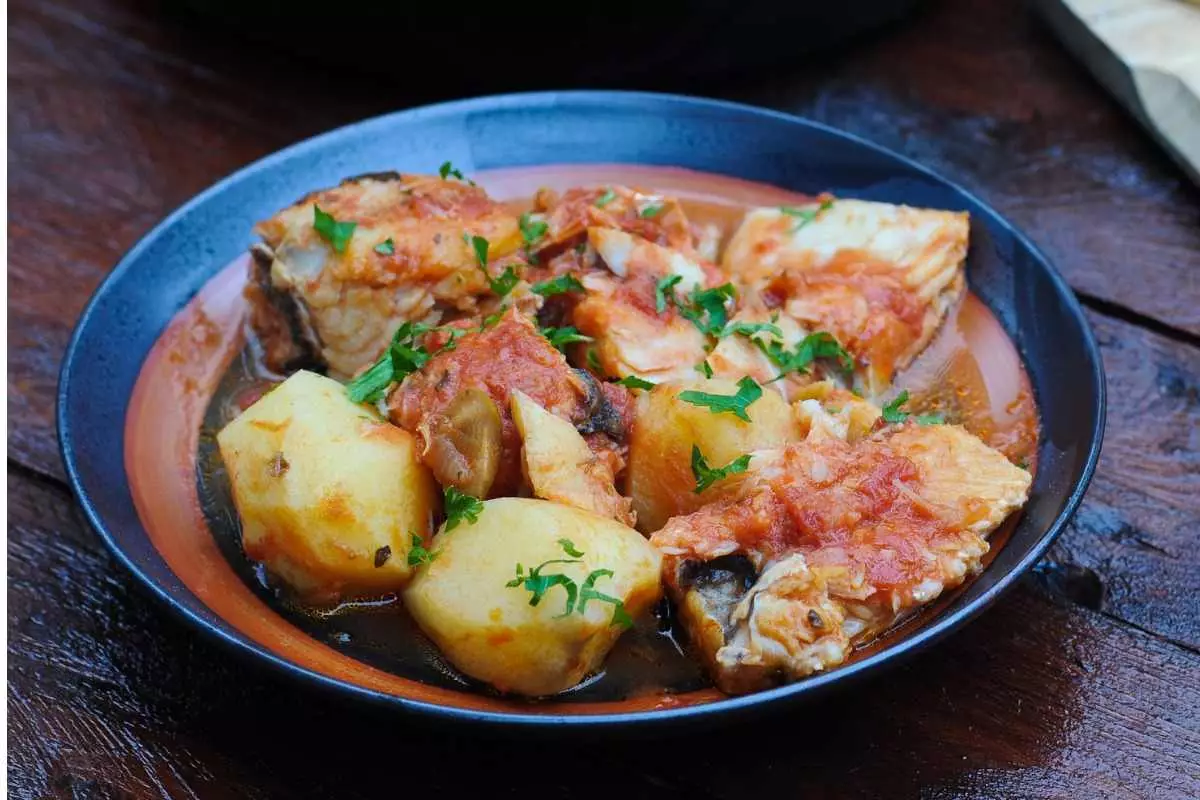 Torsk med kartofler og sauce, en komplet og velsmagende anden ret